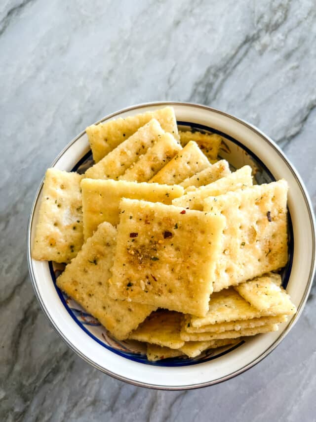 Seasoned Saltine Crackers with Ranch (Easy Recipe) - Sweetpea Lifestyle